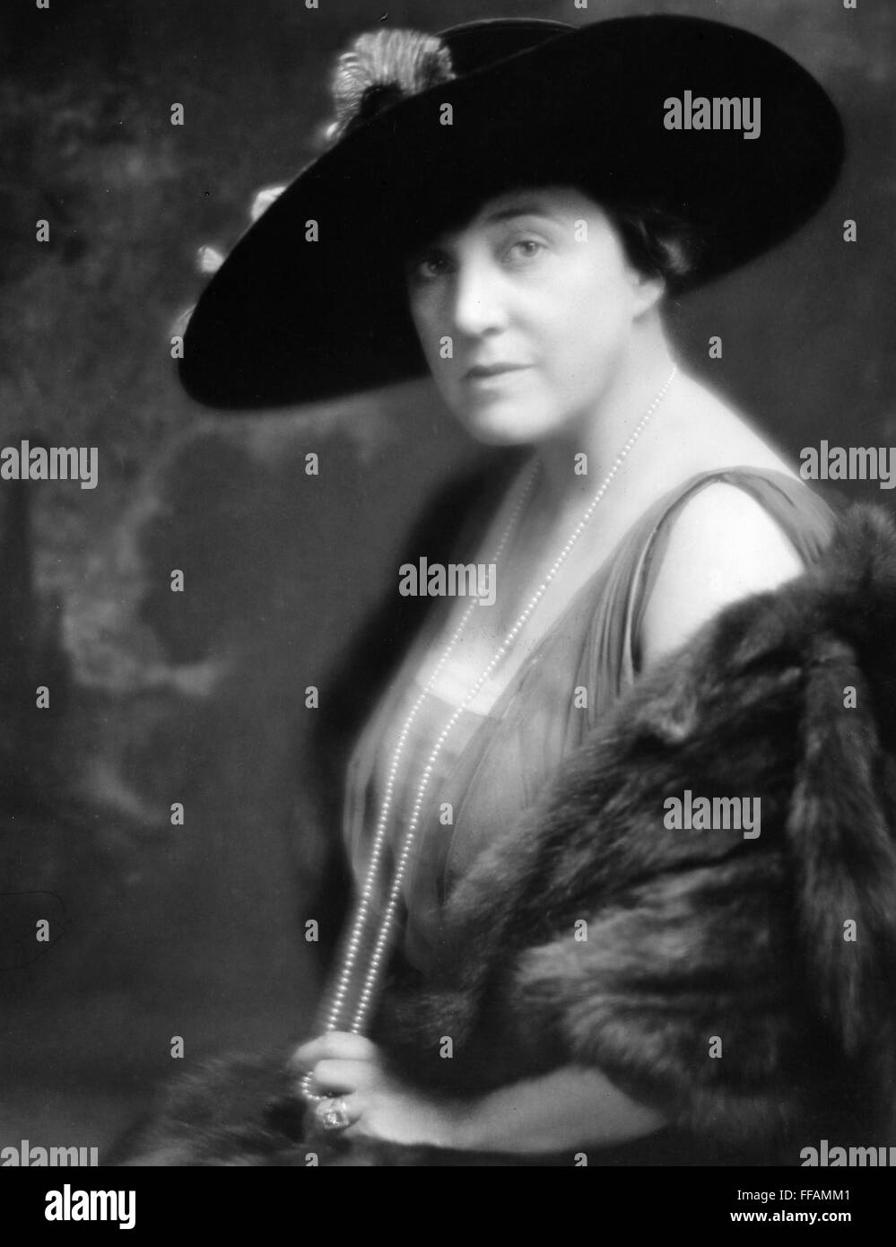 MARY ROBERTS RINEHART /n(1876-1958). American novelist and playwright ...