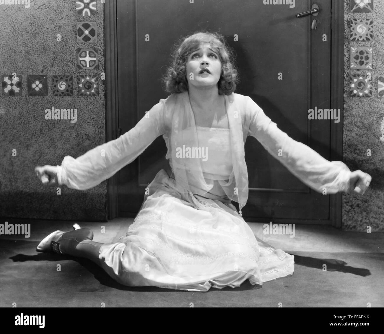 Damsel in distress hi-res stock photography and images - Alamy