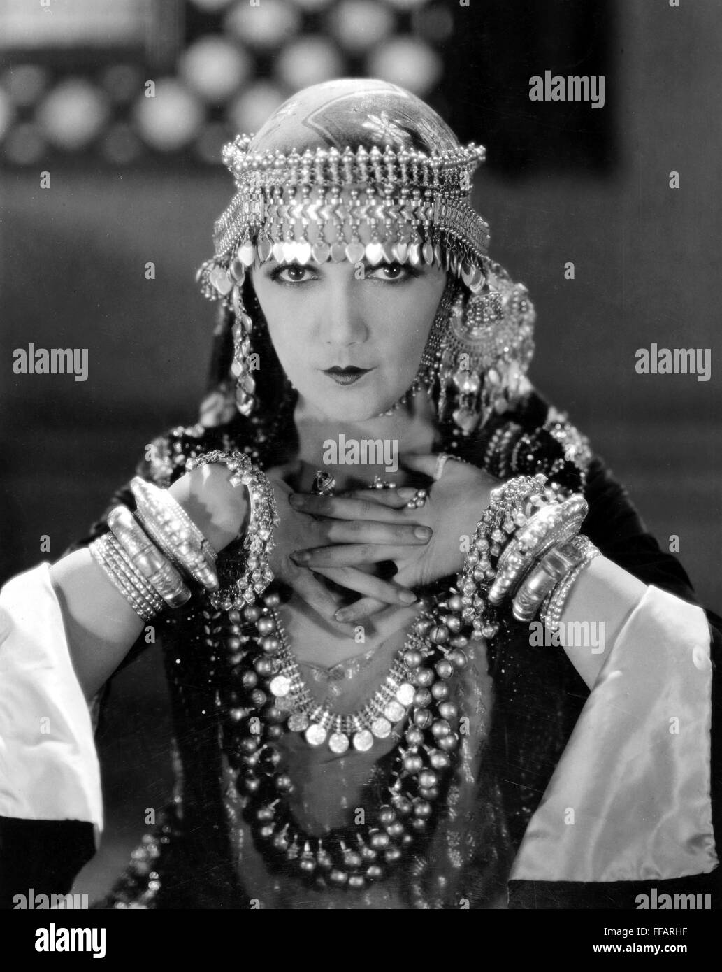 SILENT FILM STILL COSTUME Stock Photo Alamy silent-film-still-costume-stock-photo-alamy