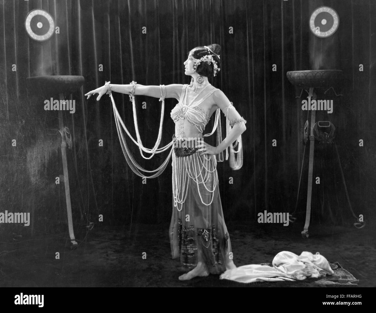 SILENT FILM STILL: COSTUME Stock Photo - Alamy