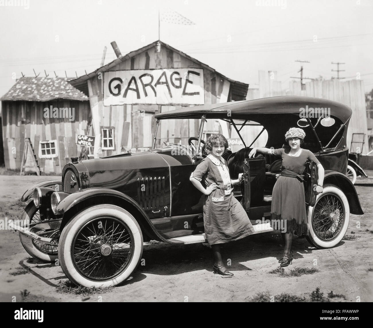 SILENT FILM: AUTOMOBILES./nMildred June and Floy Gwinn Stock Photo - Alamy