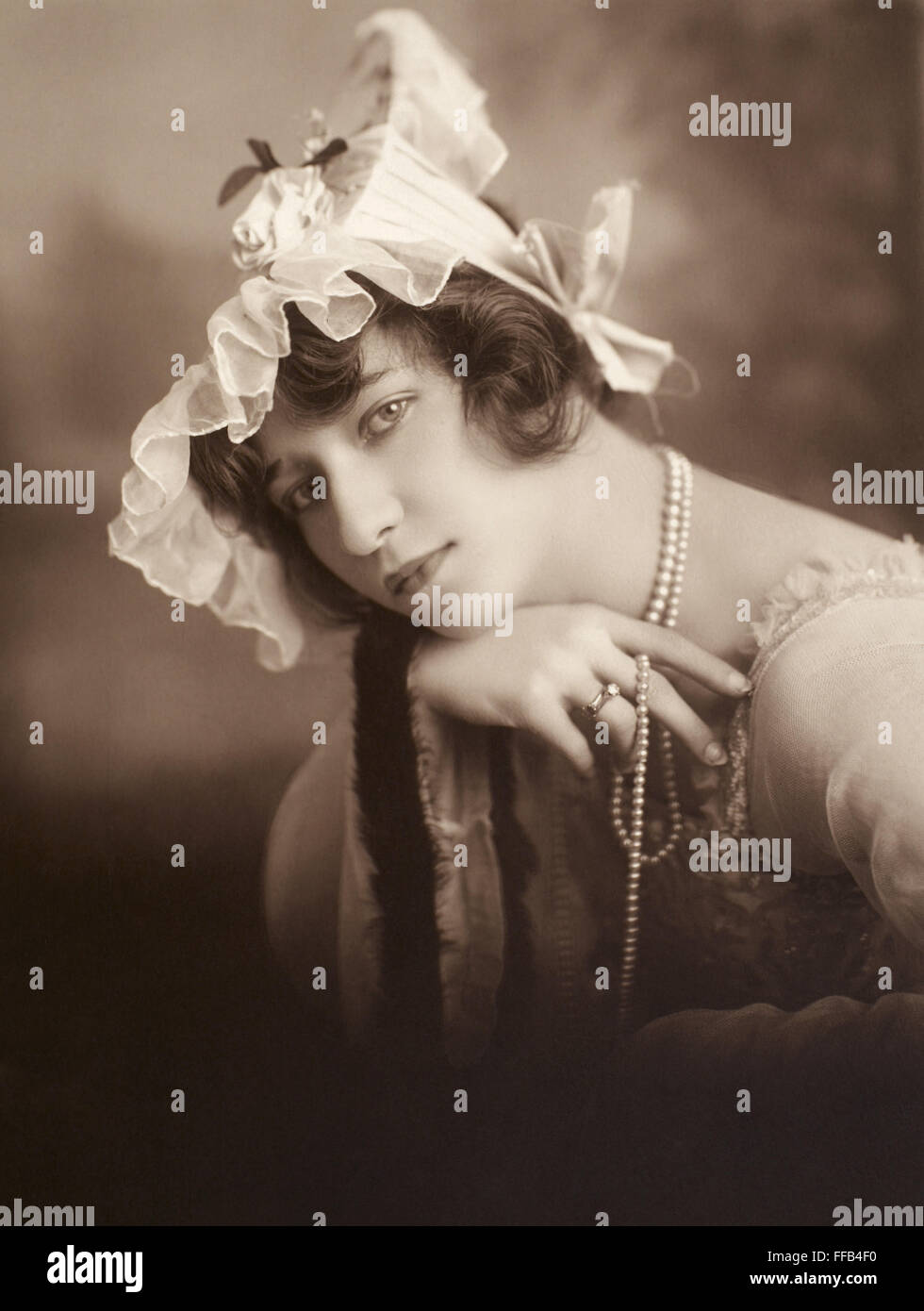 FASHION: HAT, c1900. /nPhotograph, American, c1900 Stock Photo - Alamy