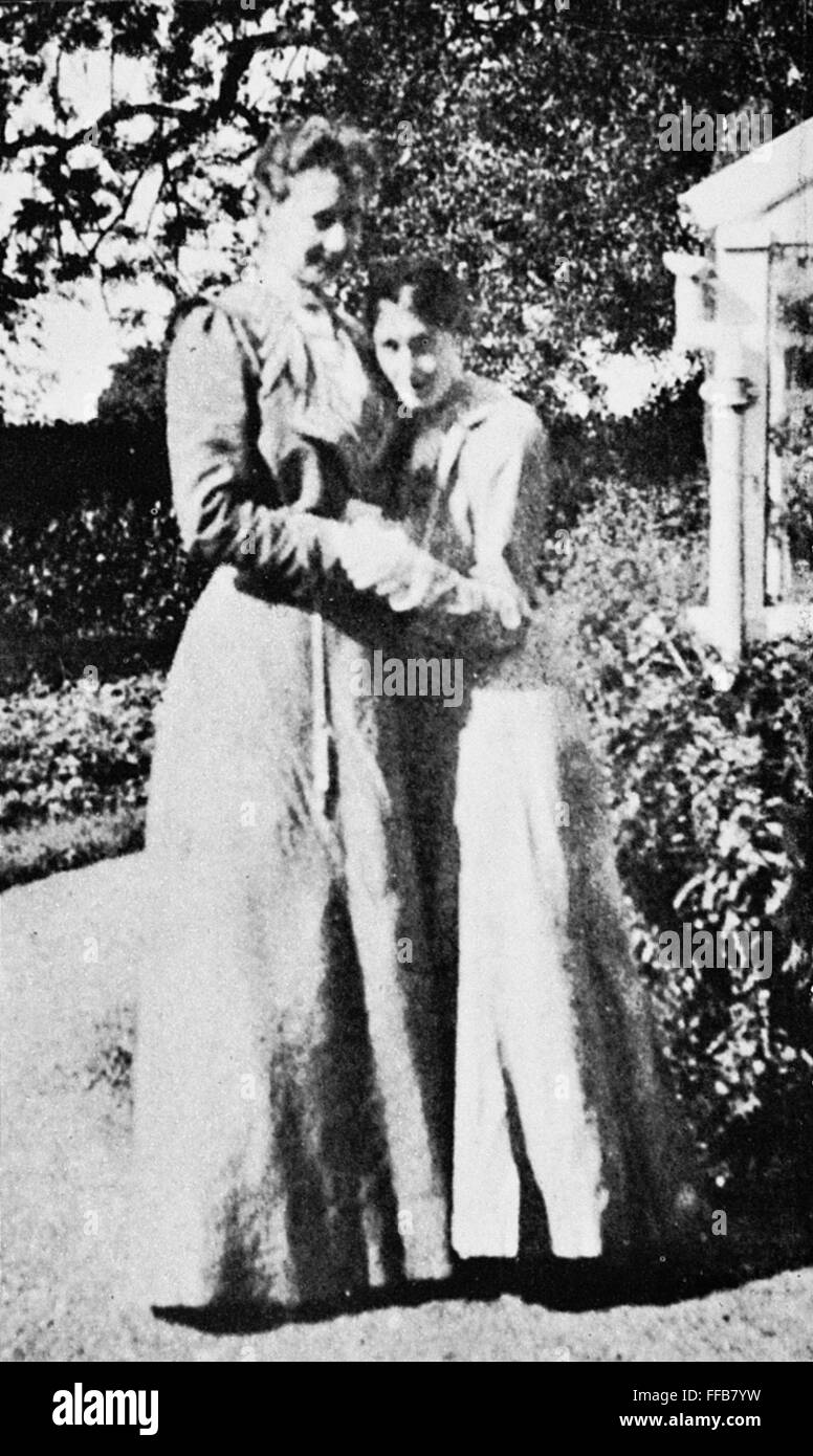 VIRGINIA WOOLF (1882-1941). /nEnglish writer. Photographed, right, 1902 ...