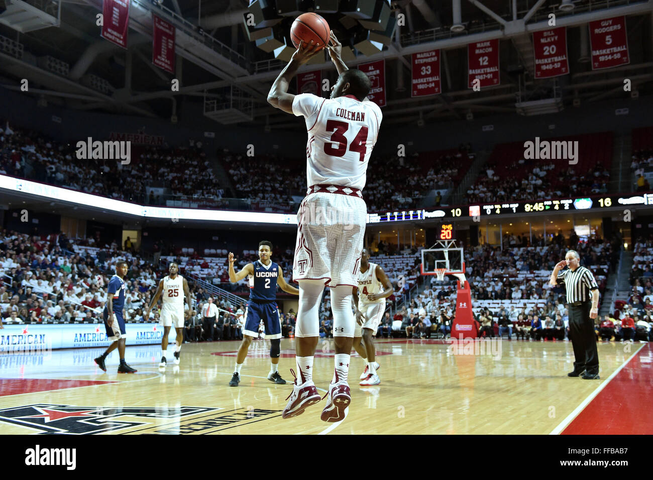 Philadelphia, Pennsylvania, USA. 11th Feb, 2016. Temple Owls guard ...