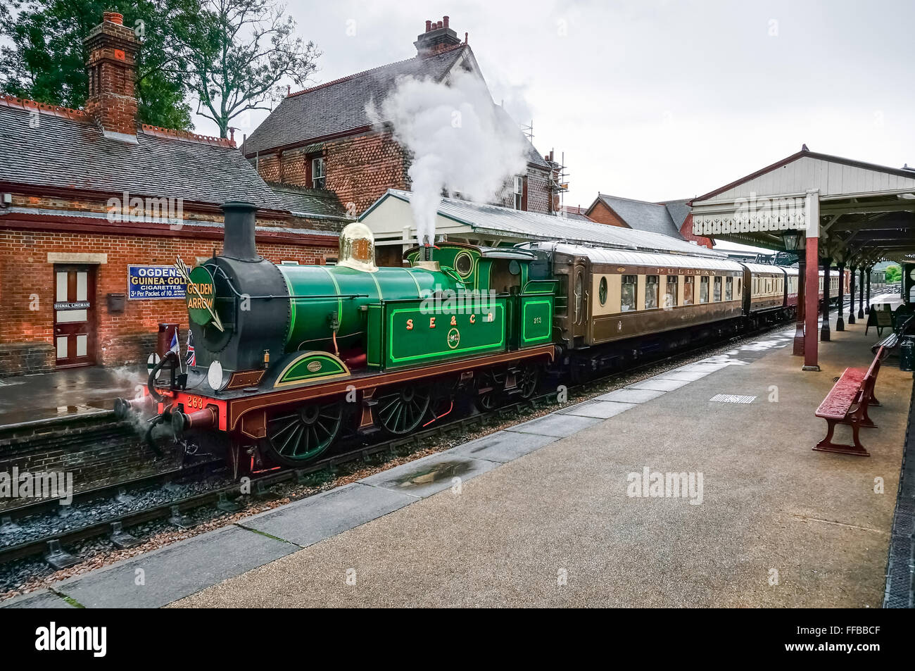 Golden arrow railway hi-res stock photography and images - Alamy
