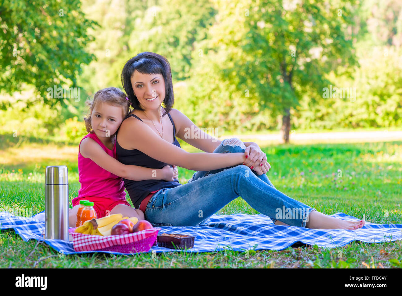 Picnic on a lawn hi-res stock photography and images - Alamy