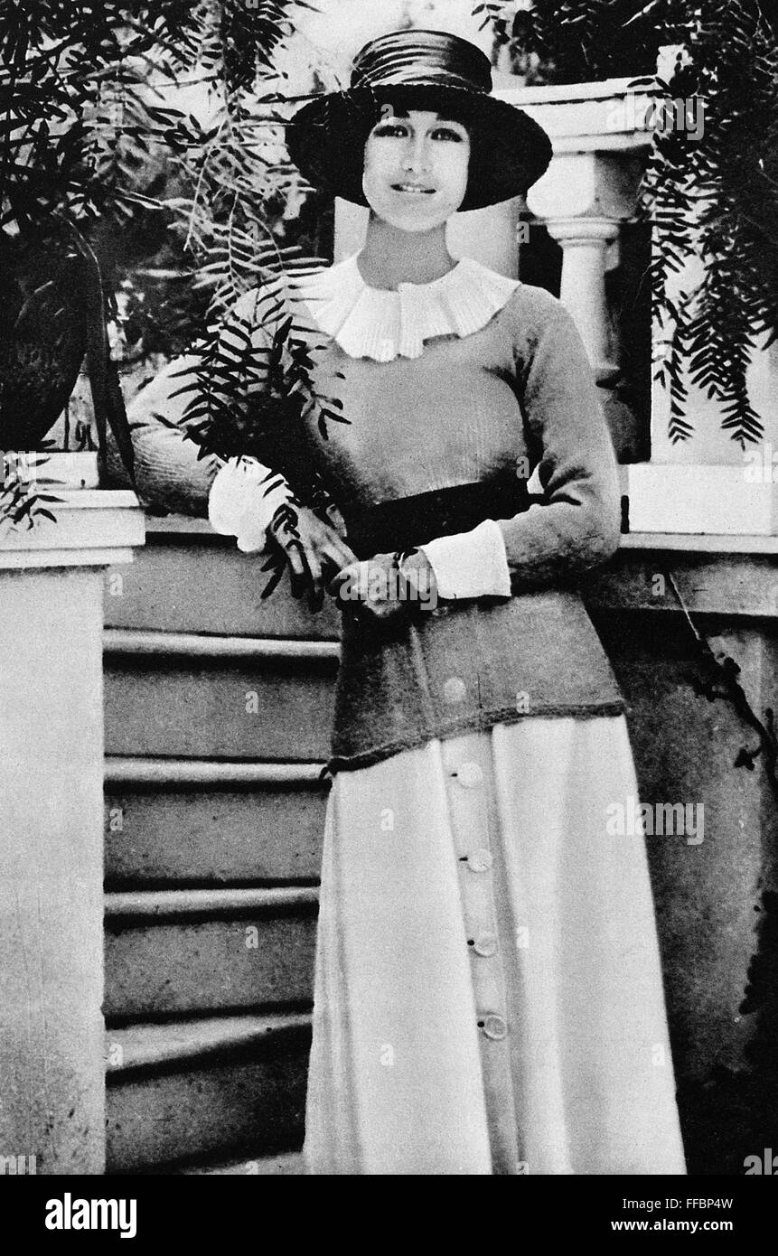 DUCHESS of WINDSOR /n(1896-1986). Bessie Wallis Simpson in 1919, while ...
