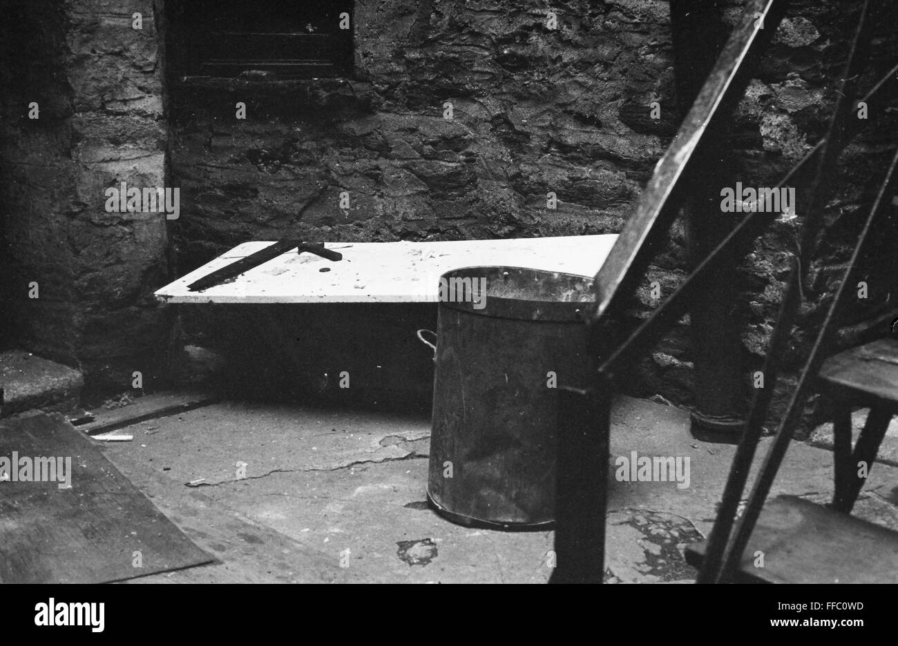 NEW YORK: TENEMENT ALLEY. /nBack alley on the Lower East Side, New York ...