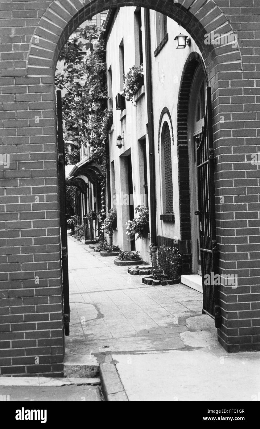 NEW YORK: WASHINGTON MEWS. /nEntrance gate to Washington Mews, an alley ...
