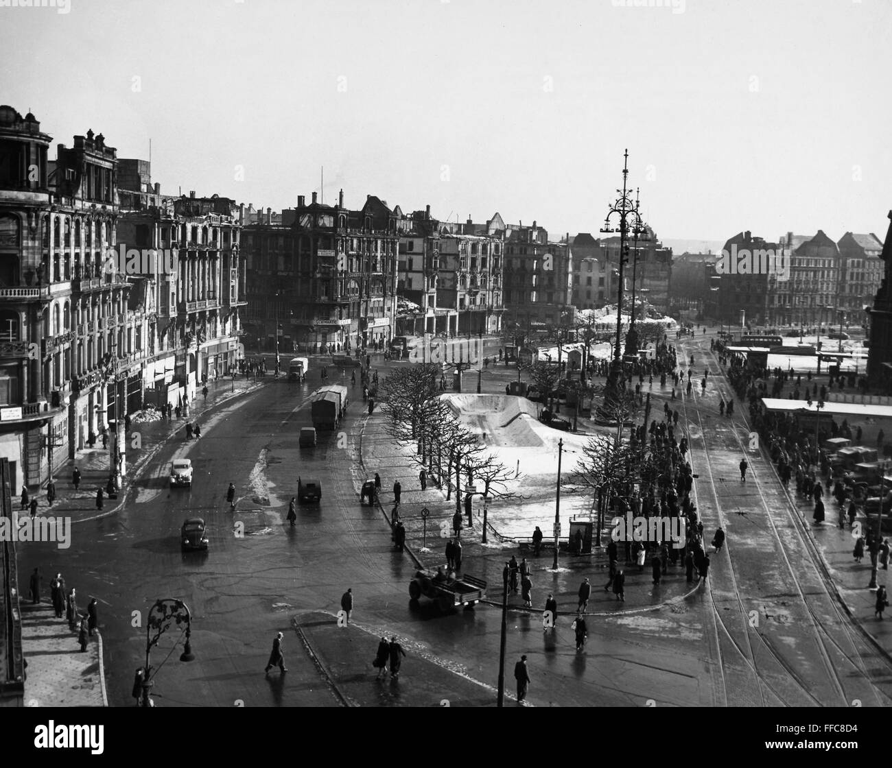 Buildings damaged by bombing germany Black and White Stock Photos ...
