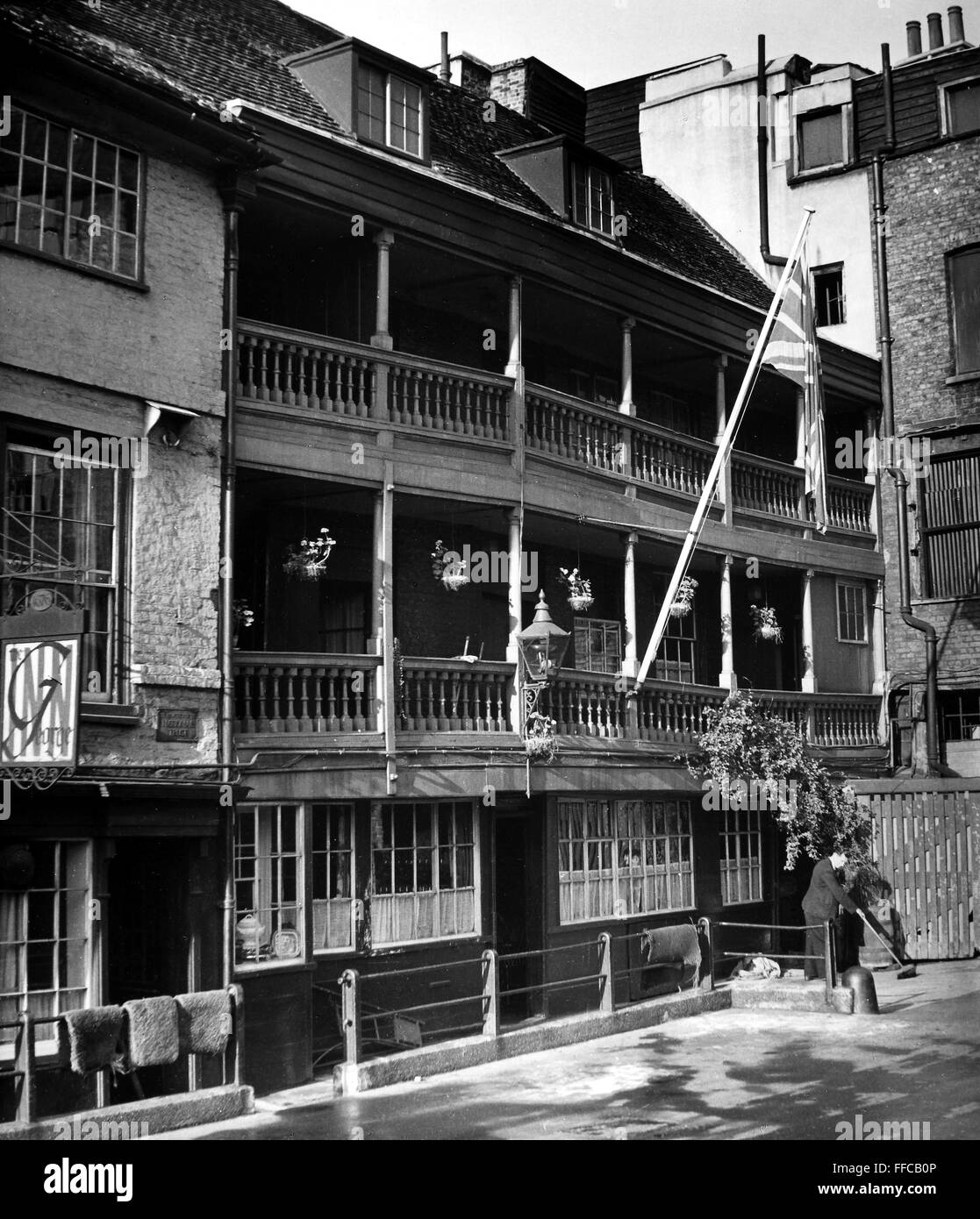 George pub sign exterior hi-res stock photography and images - Alamy