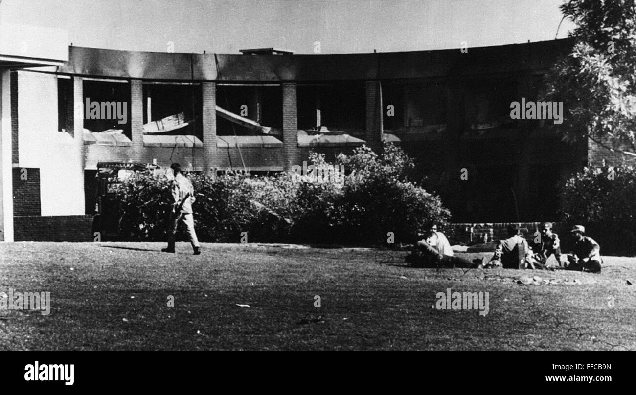 PAKISTAN: U.S. EMBASSY. /nPakistani soldiers guarding the United States ...