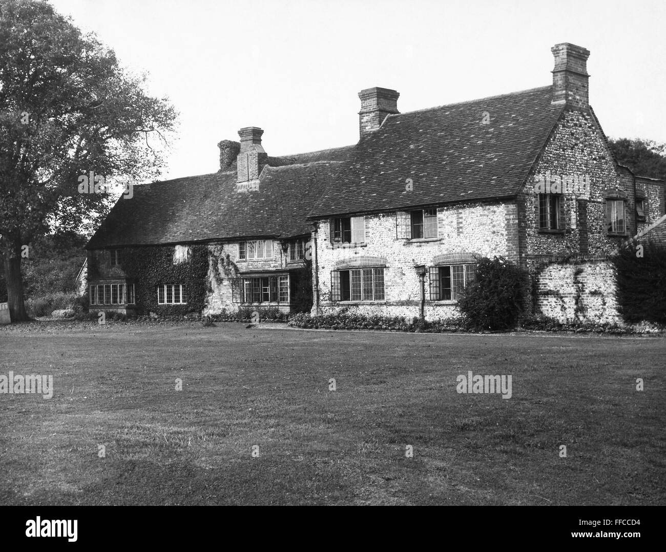 ENGLAND: FARMHOUSE. /n15th century farmhouse in the English countryside ...