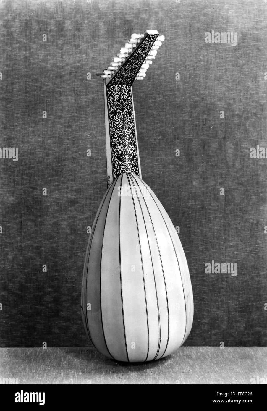 LUTE, EARLY 17th CENTURY. /nEarly 17th century lute, with translucent ...