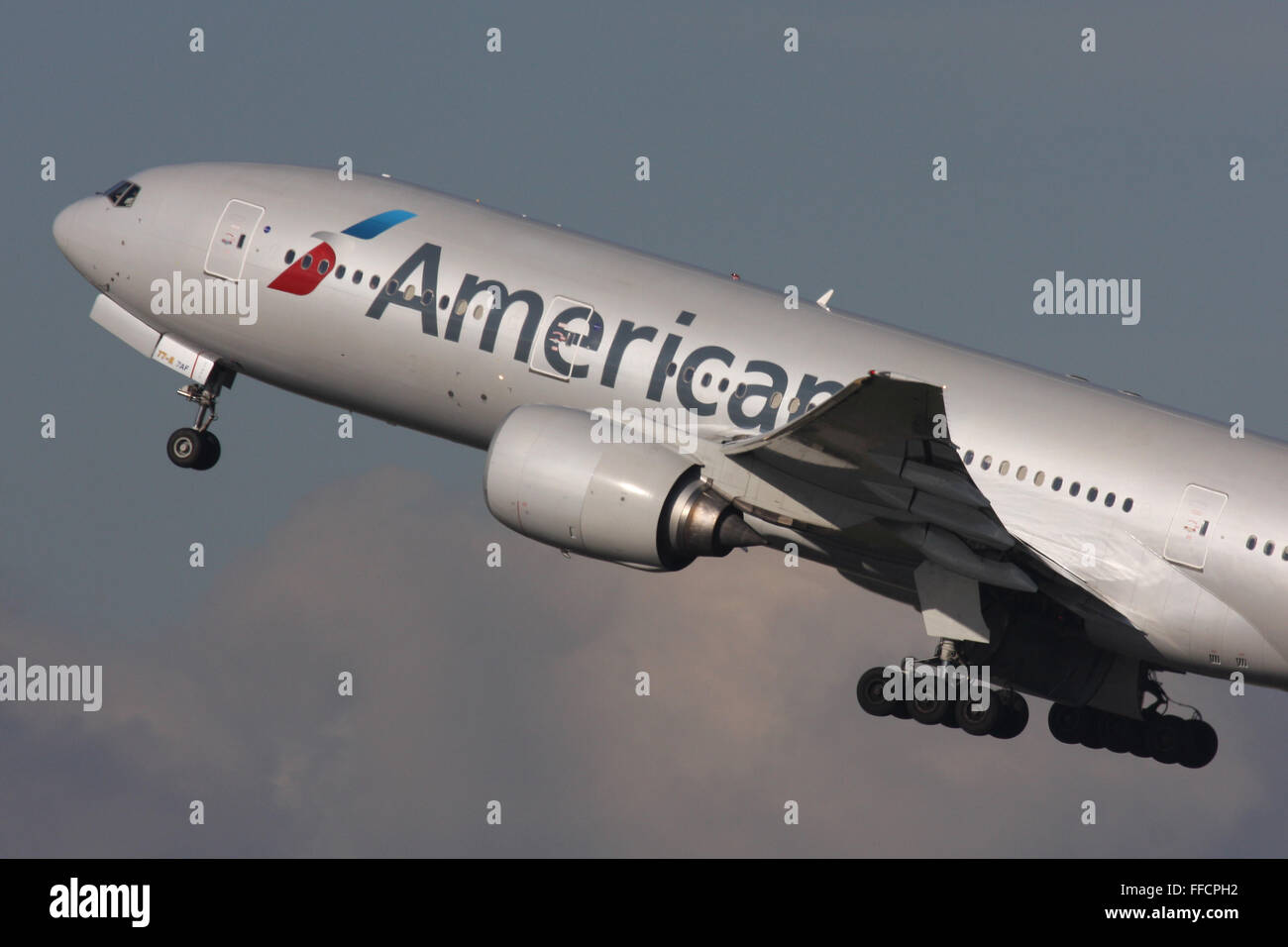American airlines boeing 777 200 hi-res stock photography and images ...