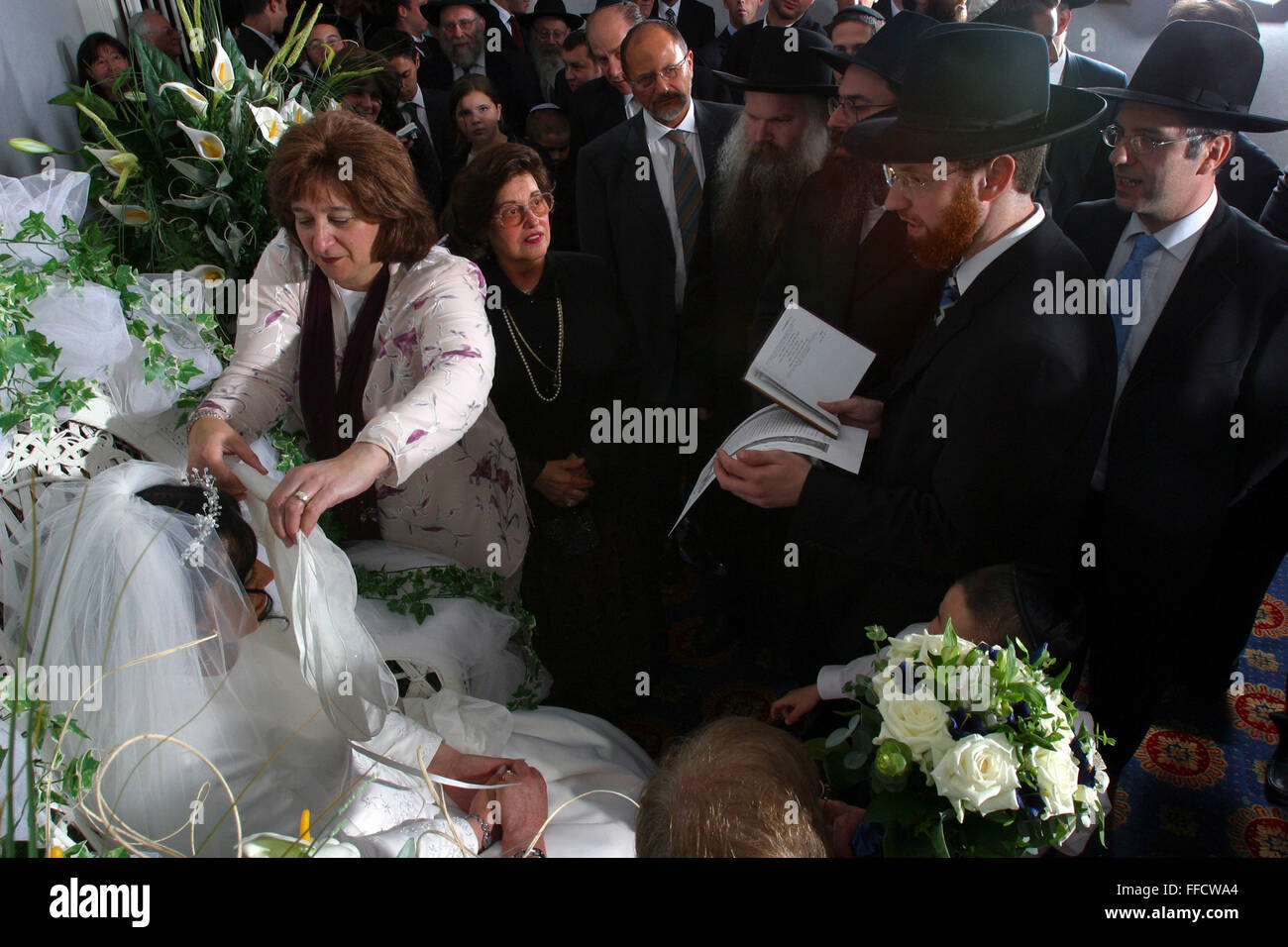 Hasidic wedding dancing hi-res stock photography and images - Alamy