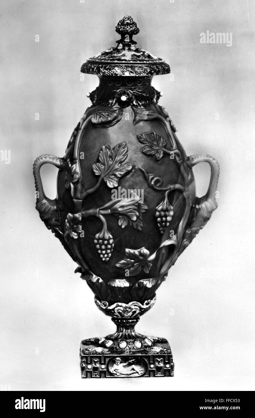 CELLINI: VASE. /nAntique Roman agate vase, with enamelled gold mounts, attributed to Benvenuto ...