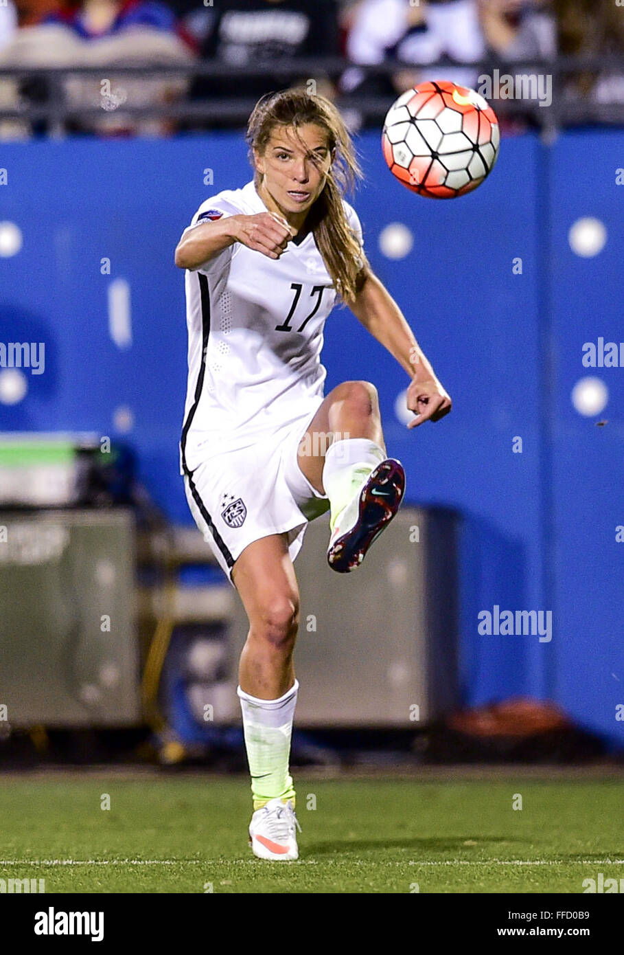 USA Midfielder Tobin Heath (17) with the ball during a 2016 CONCACAF ...