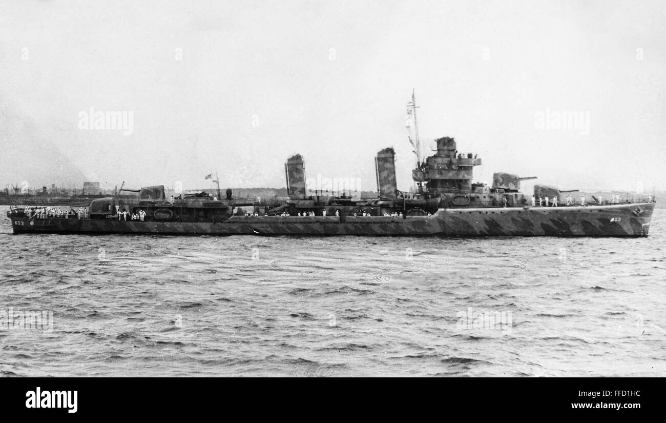 WORLD WAR II: CAMOUFLAGE. /nThe American destroyer USS Murphy (DD603 ...