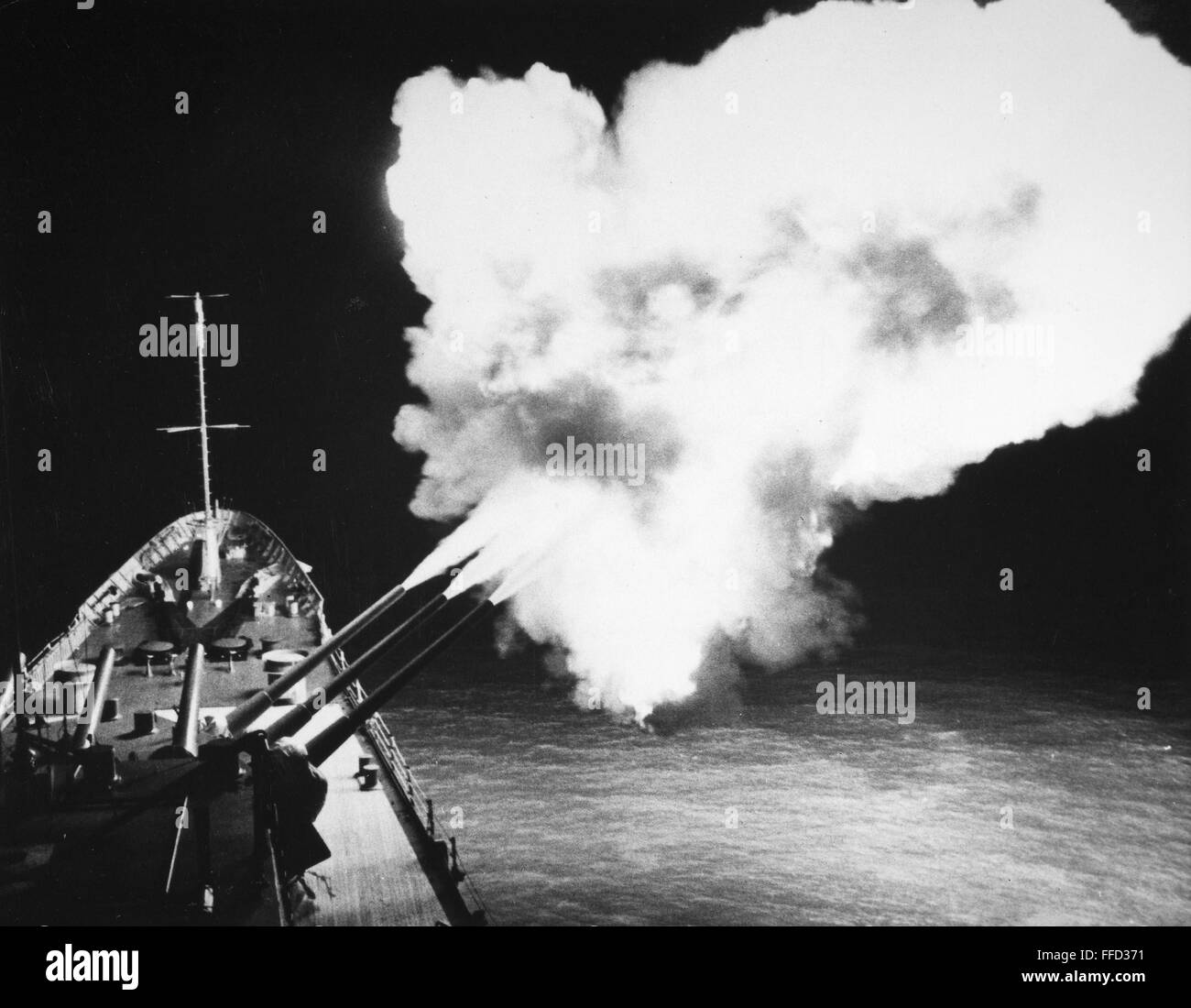 VIETNAM WAR: U.S. NAVY. /nThe heavy cruiser U.S.S. Canberra fires a ...