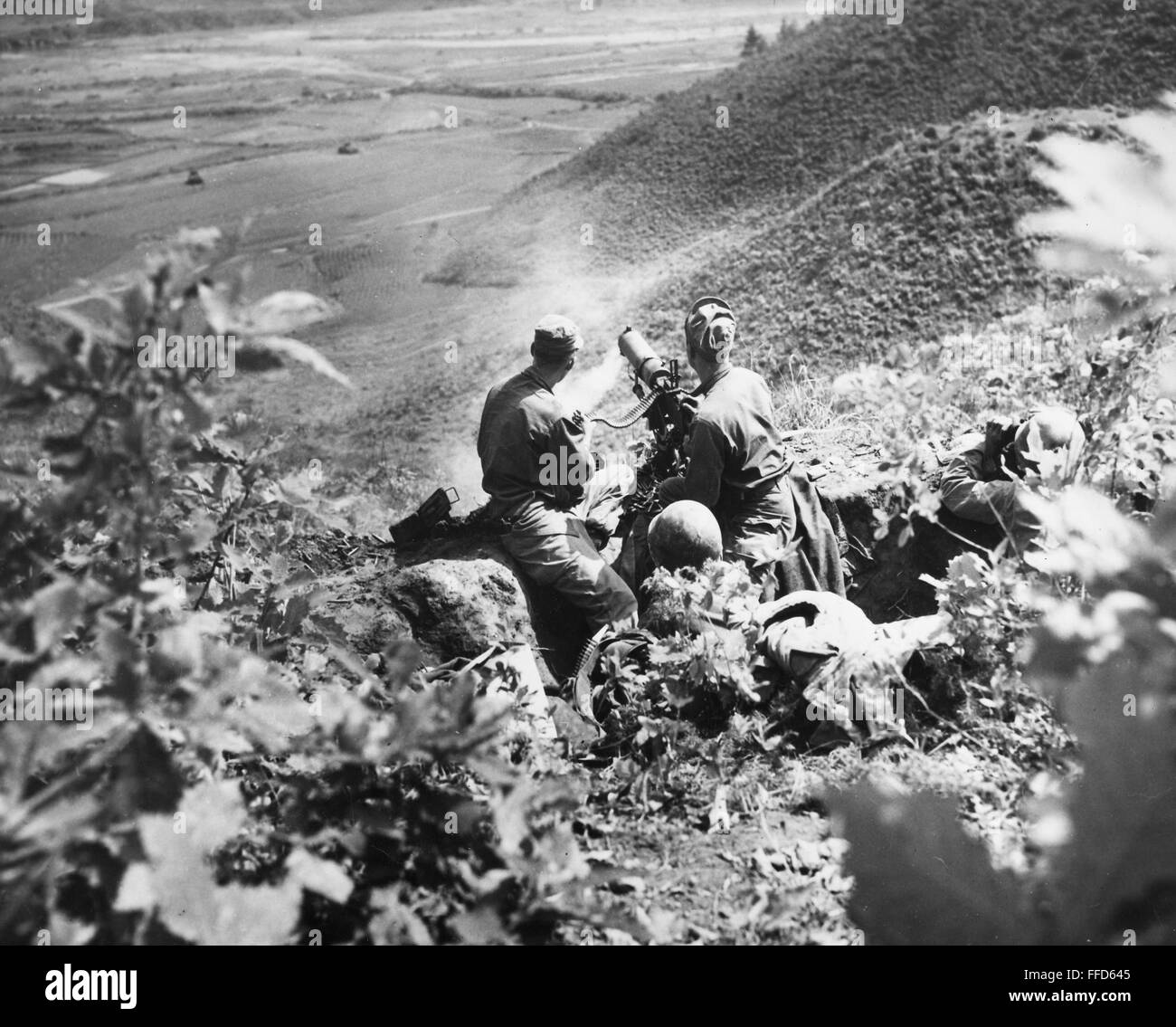 KOREAN WAR: MACHINE GUN. /nAmerican soldiers man a machine gun on a ...