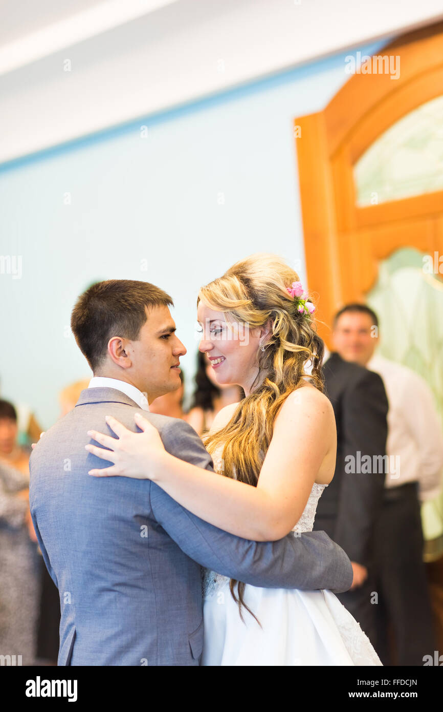 wedding dance of bride and groom Stock Photo - Alamy