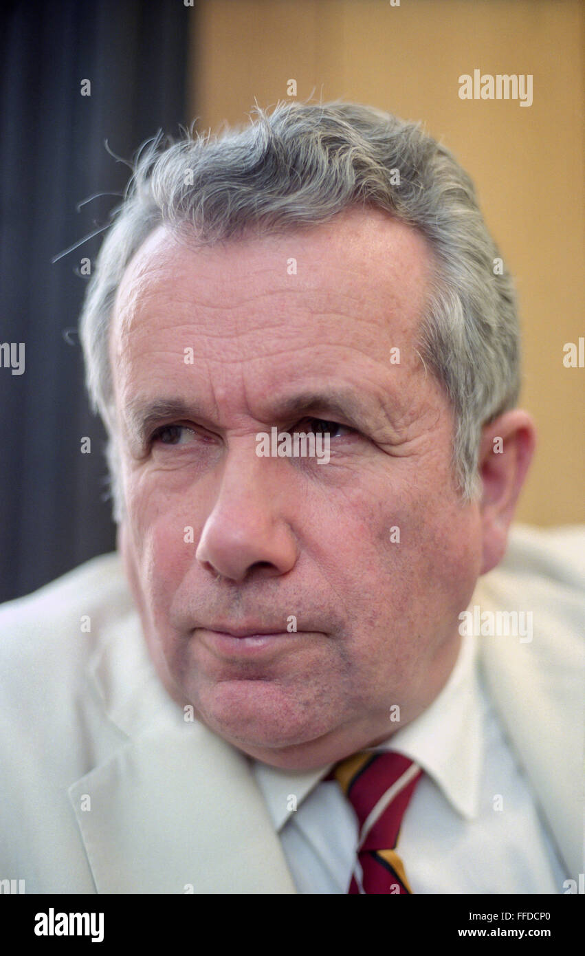 Martin bell mp hi-res stock photography and images - Alamy