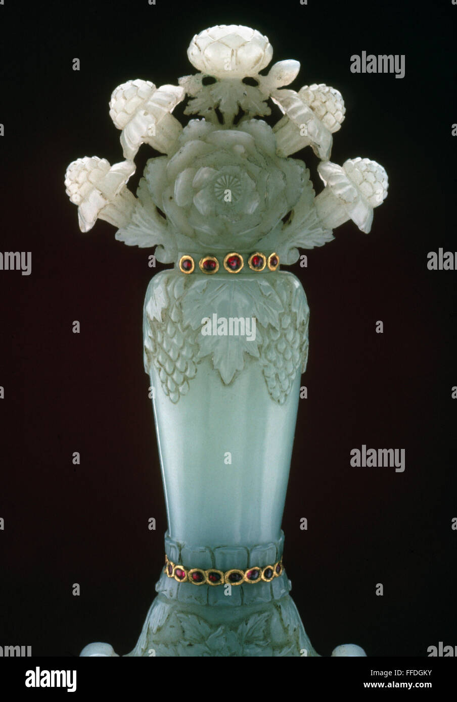 INDIAN DAGGER HILT. /nHilt of a dagger made of jade, decorated with ...