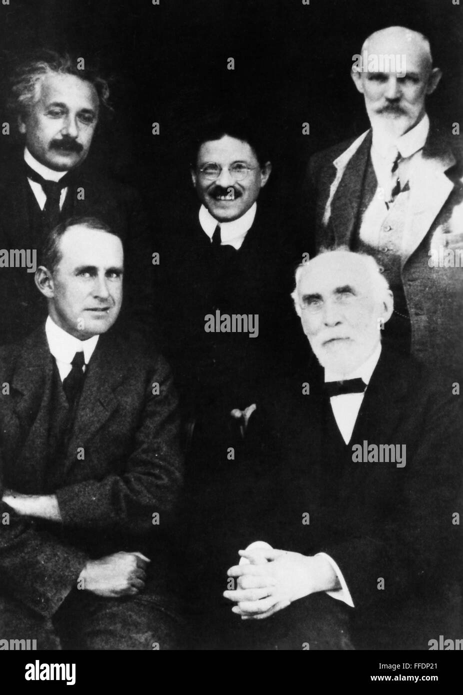 GROUP OF PHYSICISTS. /nGroup portrait of physicists and mathematicians ...