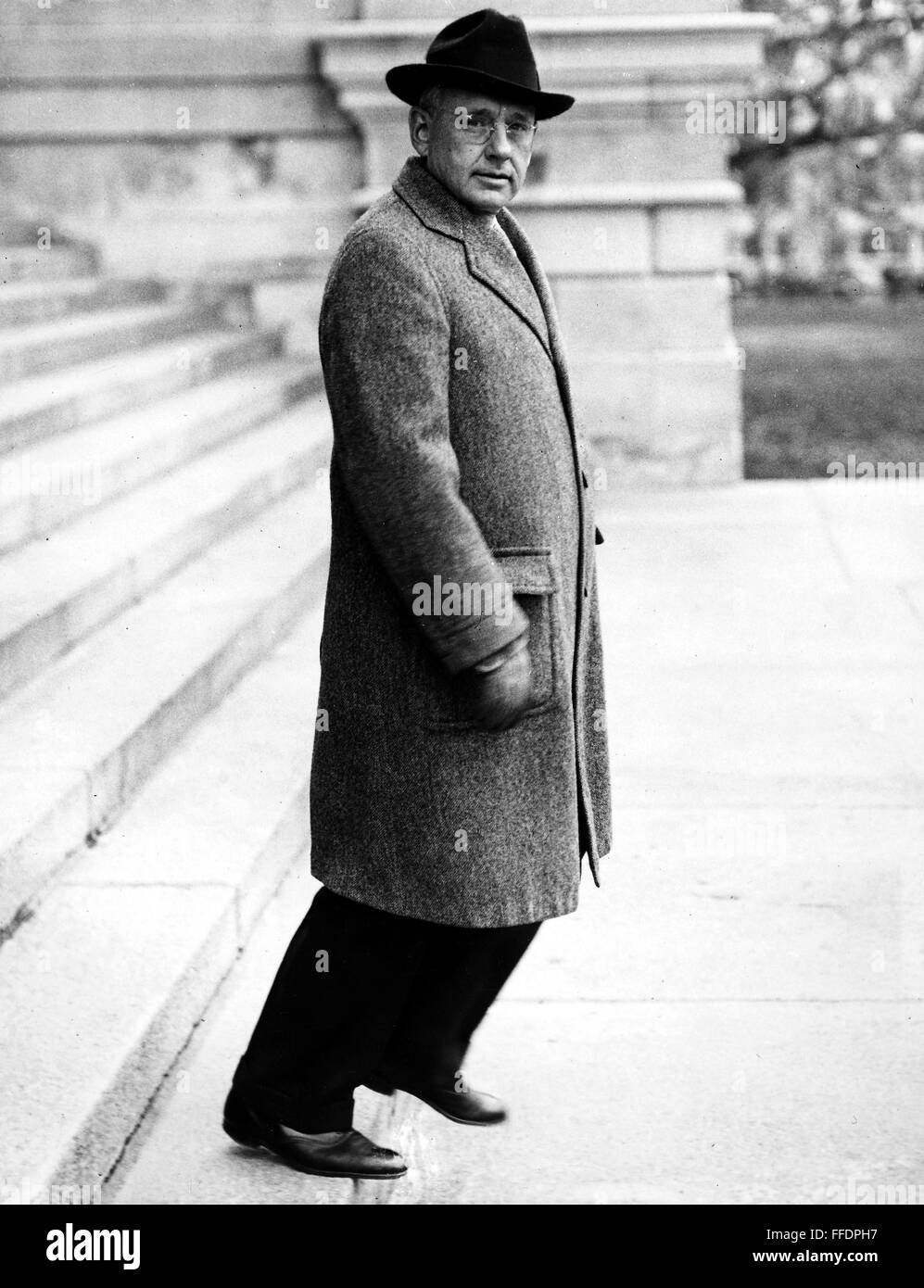 ALFRED MOSSMAN LANDON /n(1887-1987). American businessman and ...