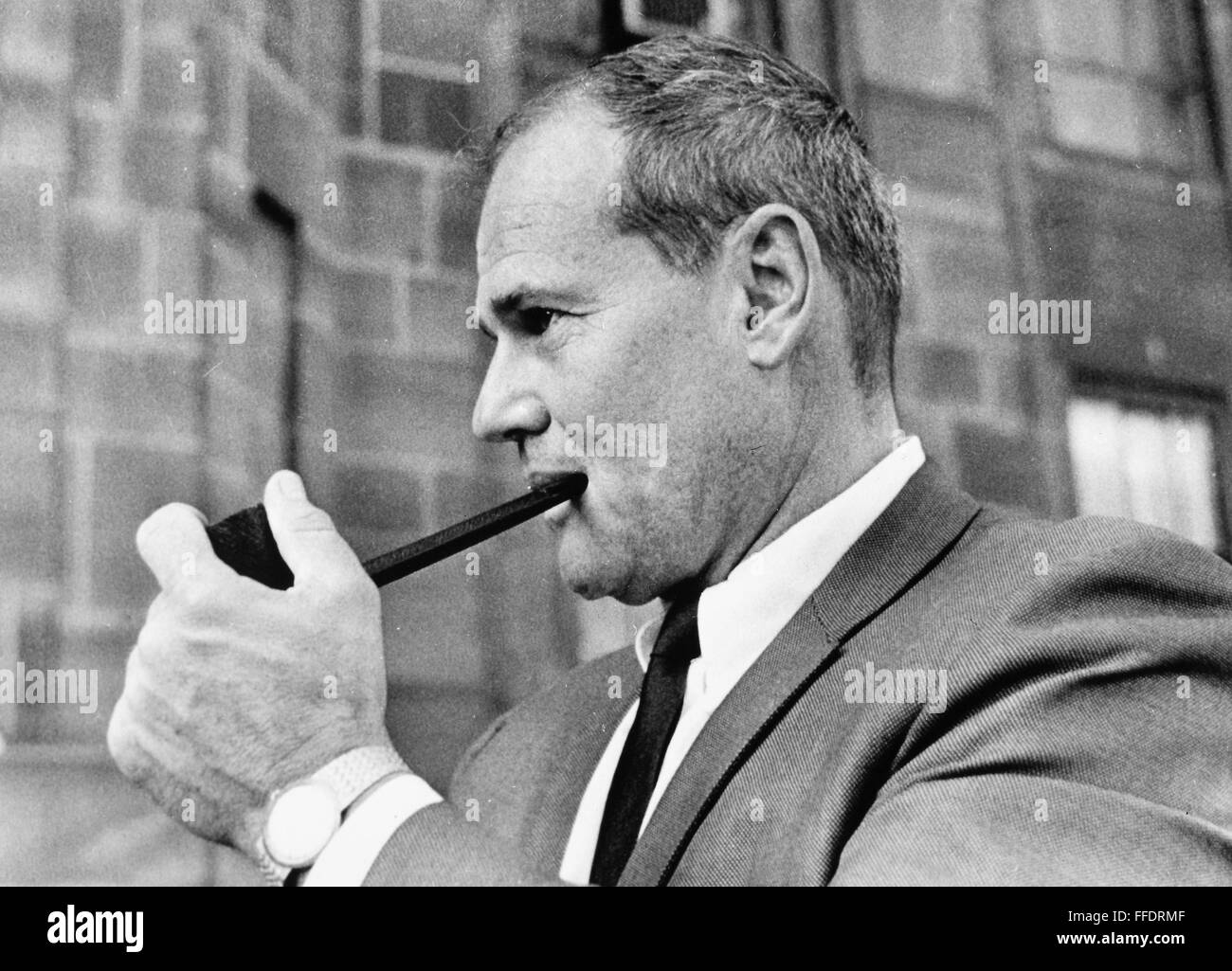 SAMUEL HOLMES SHEPPARD (1923-1970). /nAmerican doctor. Sheppard outside ...