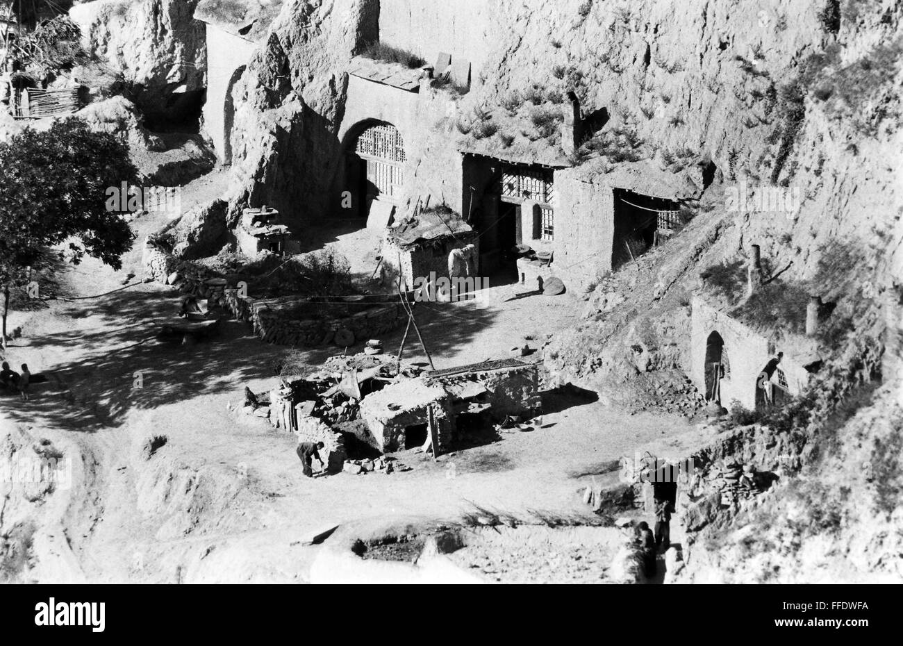 CHINA: RED ARMY CAVES. /nCave dwellings called 'yaodongs' at Yenan ...