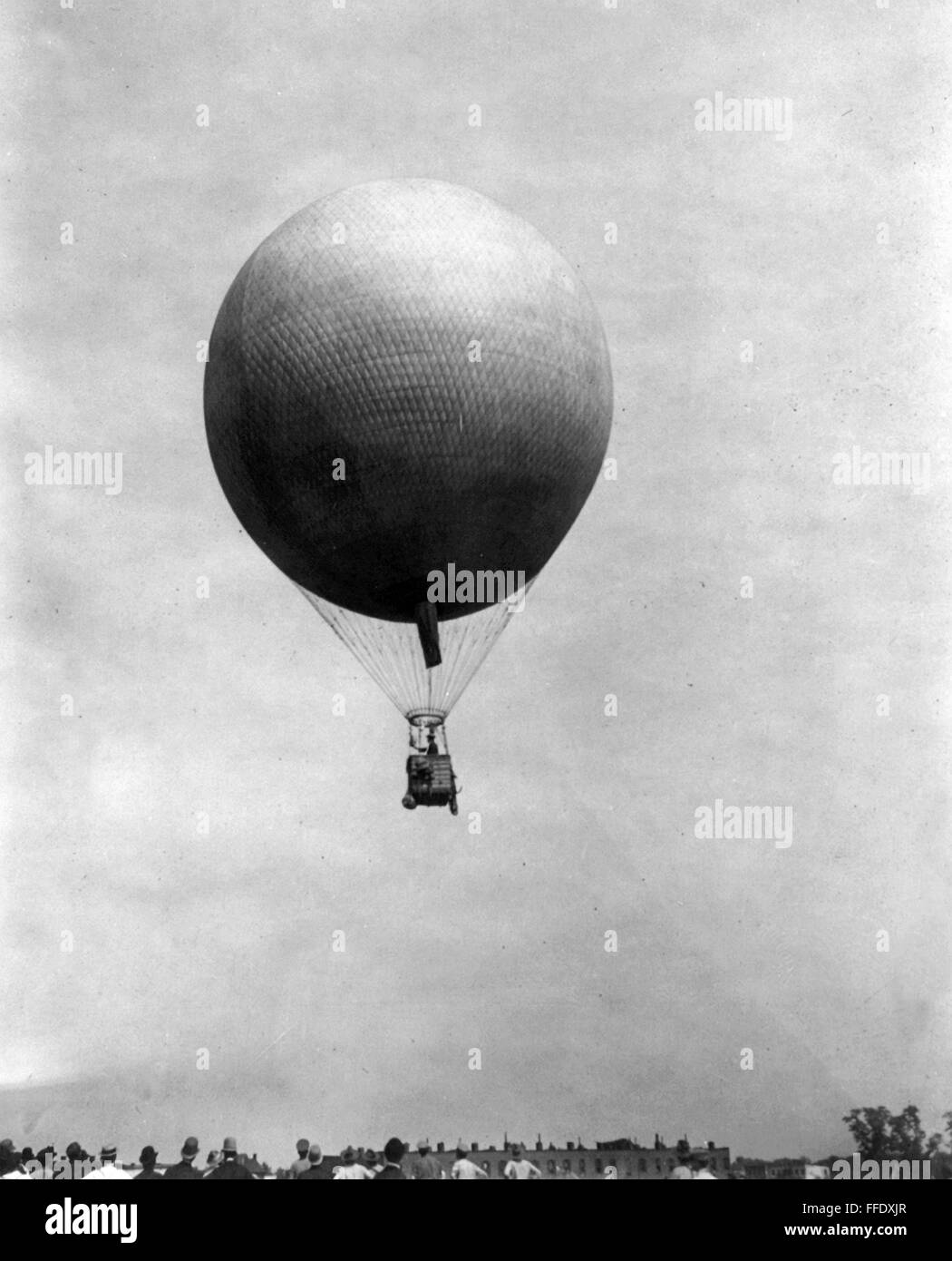 U.S. ARMY BALLOON, 1907. /nBalloon in flight during U.S. Signal Corps ...