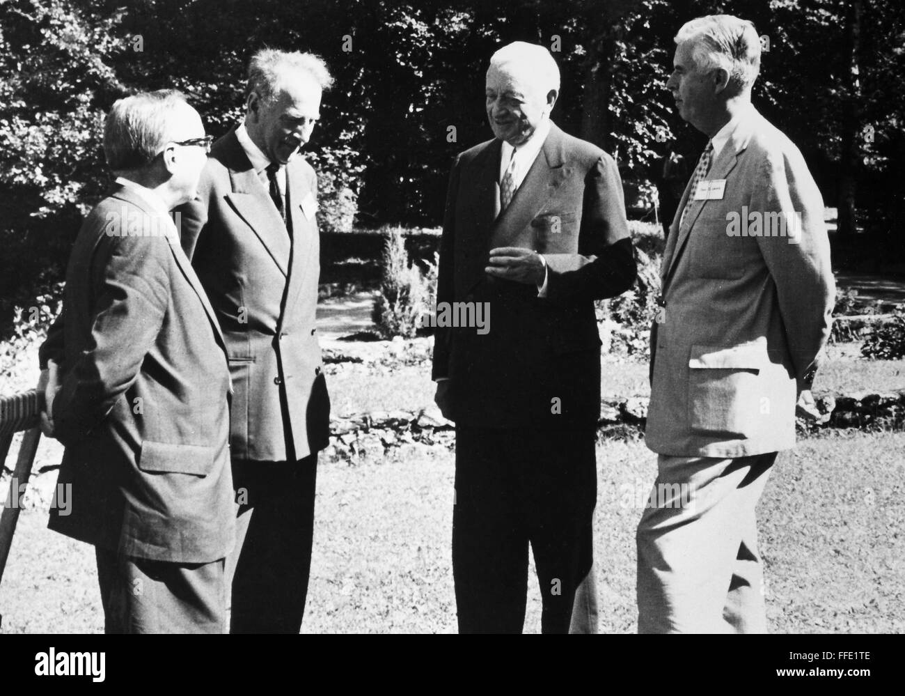 THIRD PUGWASH CONFERENCE. /n(Left to Right) Sir Robert Watson-Watt of ...