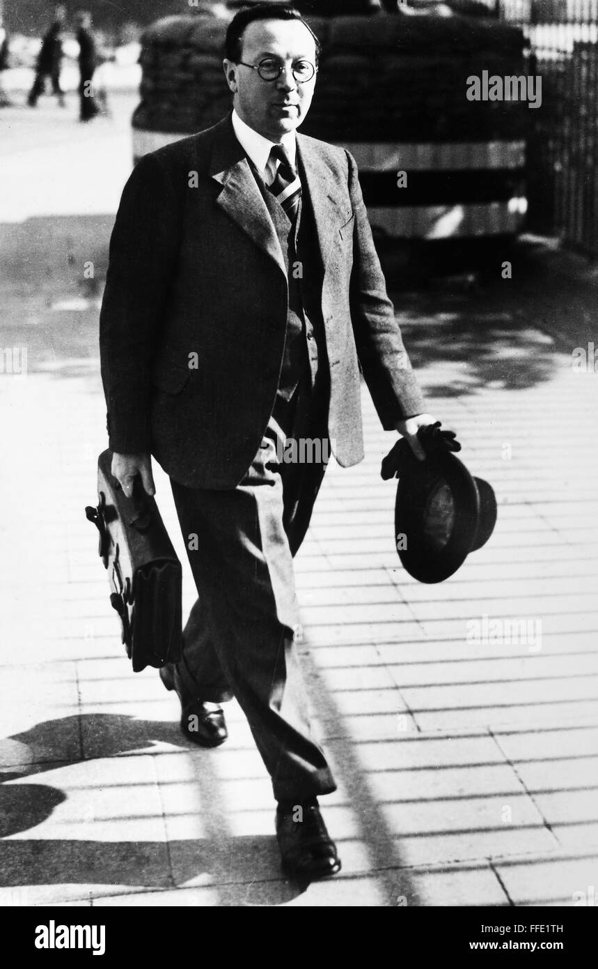 SIR ROBERT A. WATSON-WATT /n(1892-1973). Scottish physicist ...