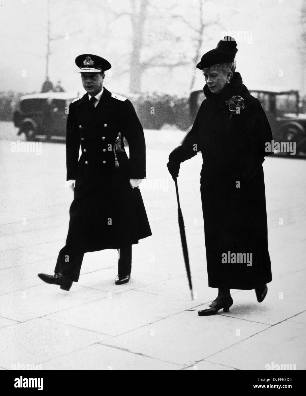 EDWARD VIII & QUEEN MARY. /nEdward VIII walking with his mother, Queen ...