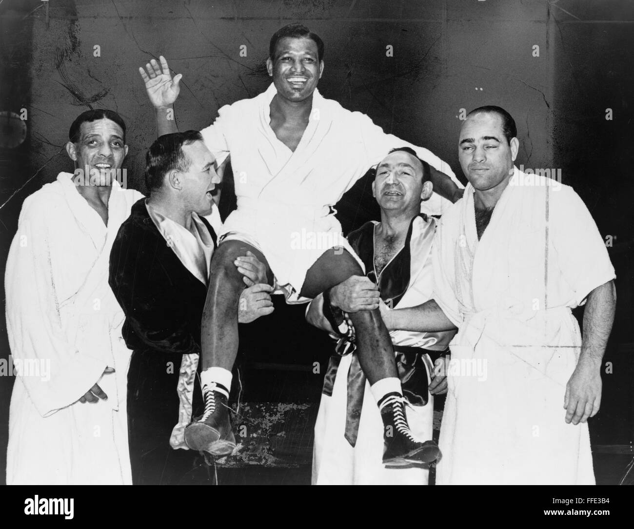 SUGAR RAY ROBINSON /n(1921-1989). NΘ Walker Smith, Jr. American boxer ...