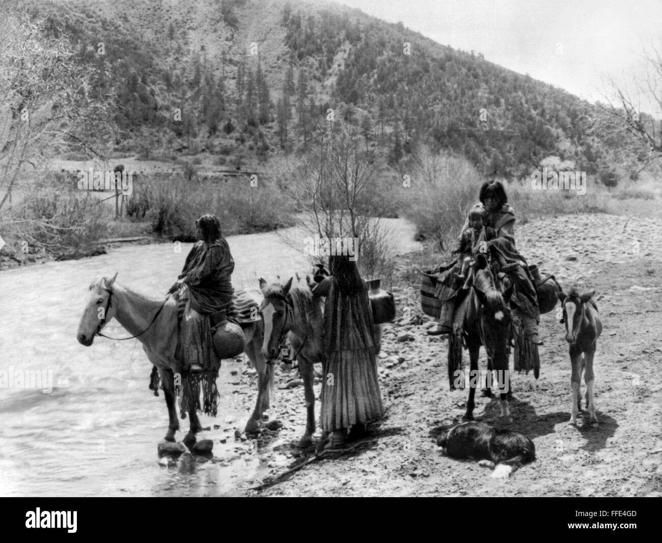 APACHE GROUP, c1906. /nGroup of Apache men and women, one with a child ...