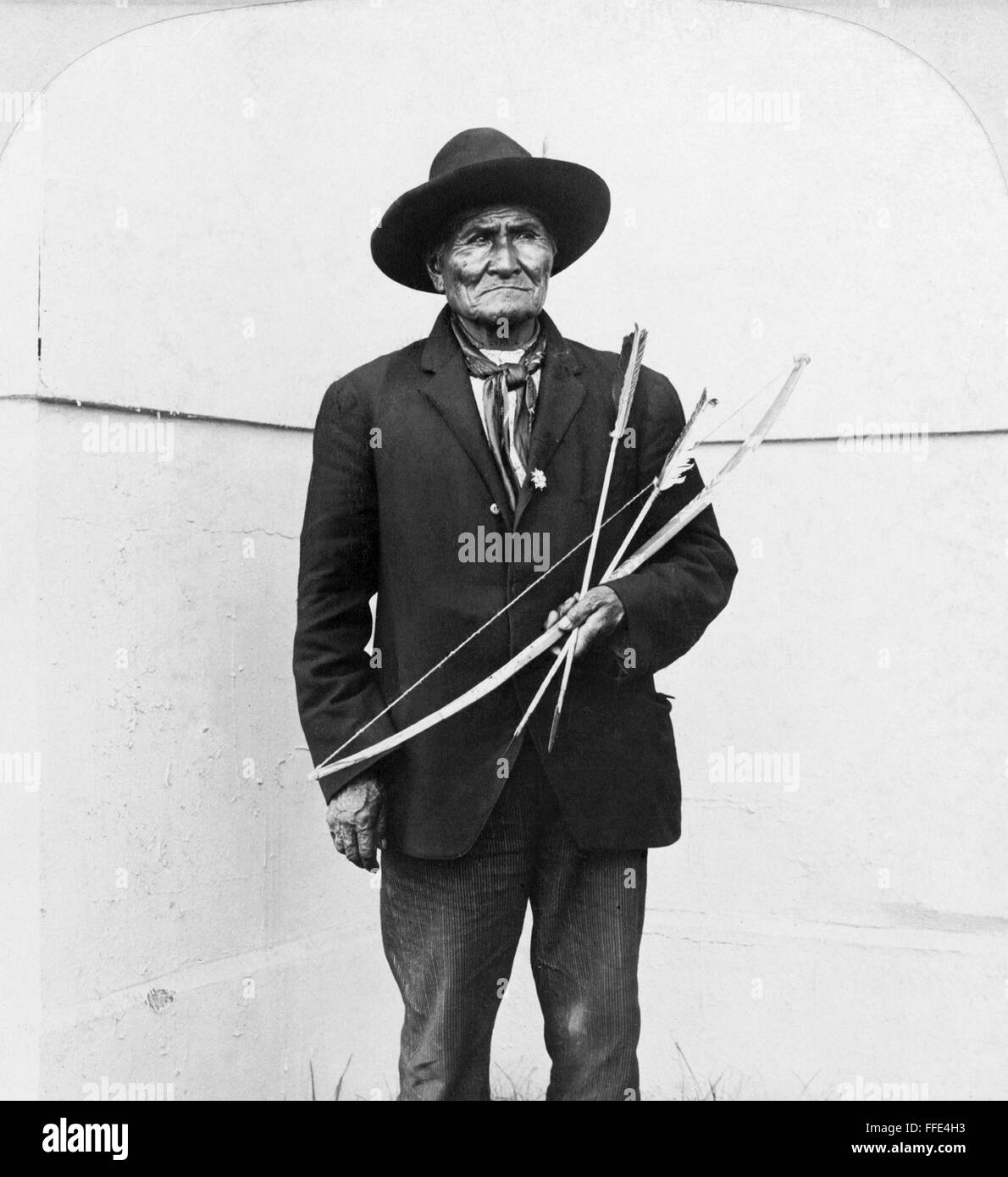 GERONIMO (1829-1909). /nAmerican Apache leader. Photographed by William ... GERONIMO (1829-1909). /nAmerican Apache leader. Photographed by William ...