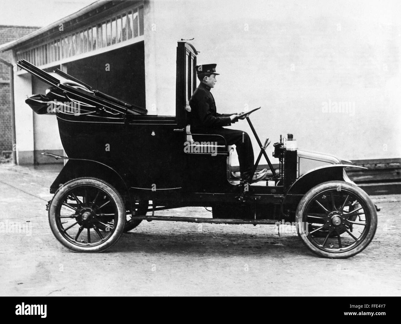 TAXI, 1906. /nA French Renault taxi, type AG1, 1906 Stock Photo - Alamy