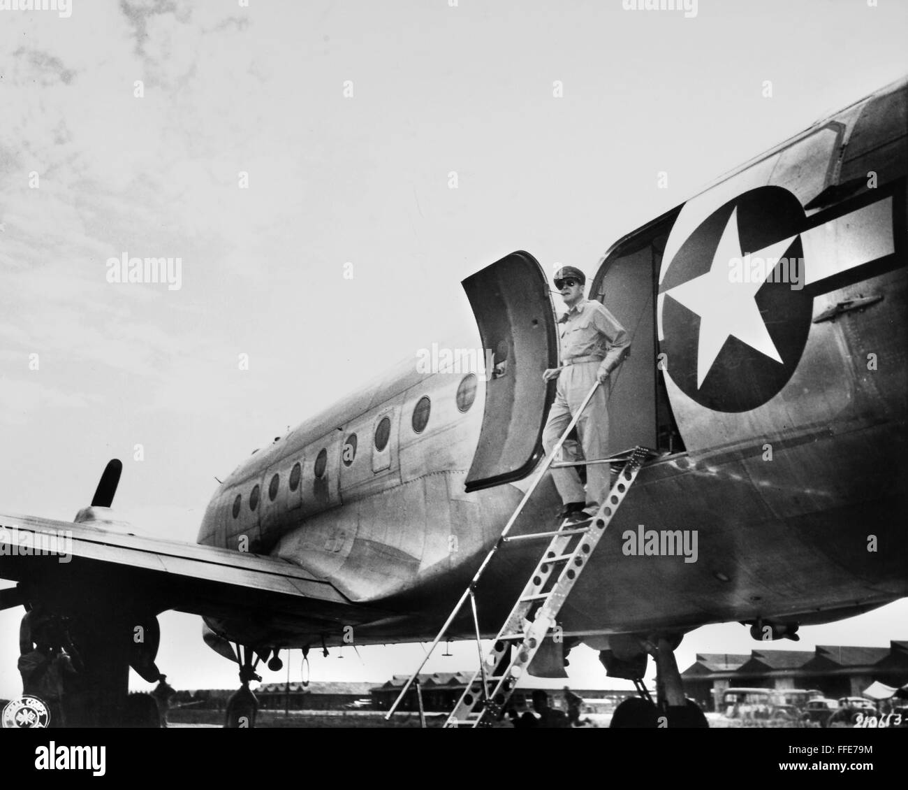 Douglas macarthur japan Black and White Stock Photos & Images - Alamy