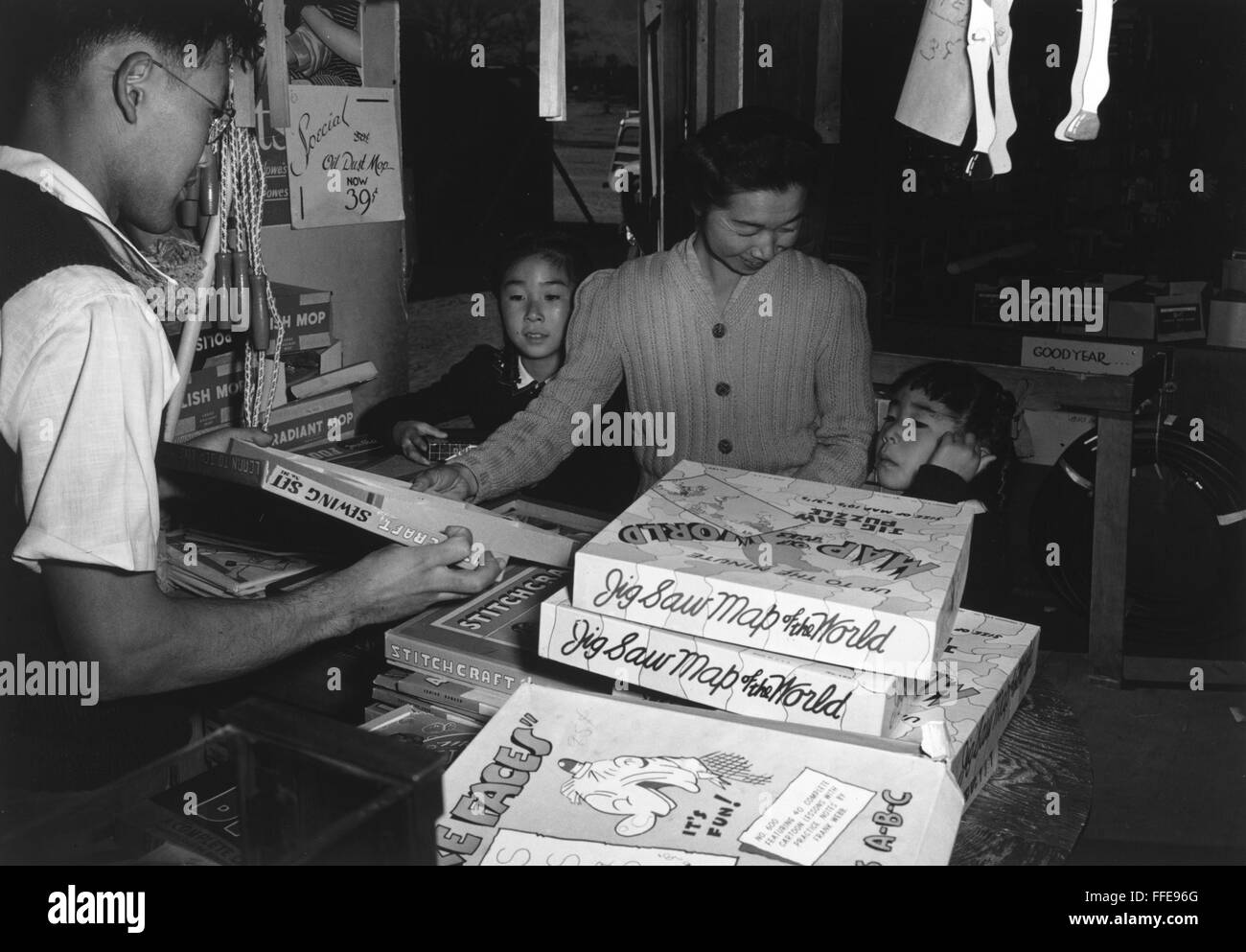 Japanese store front hi-res stock photography and images - Alamy
