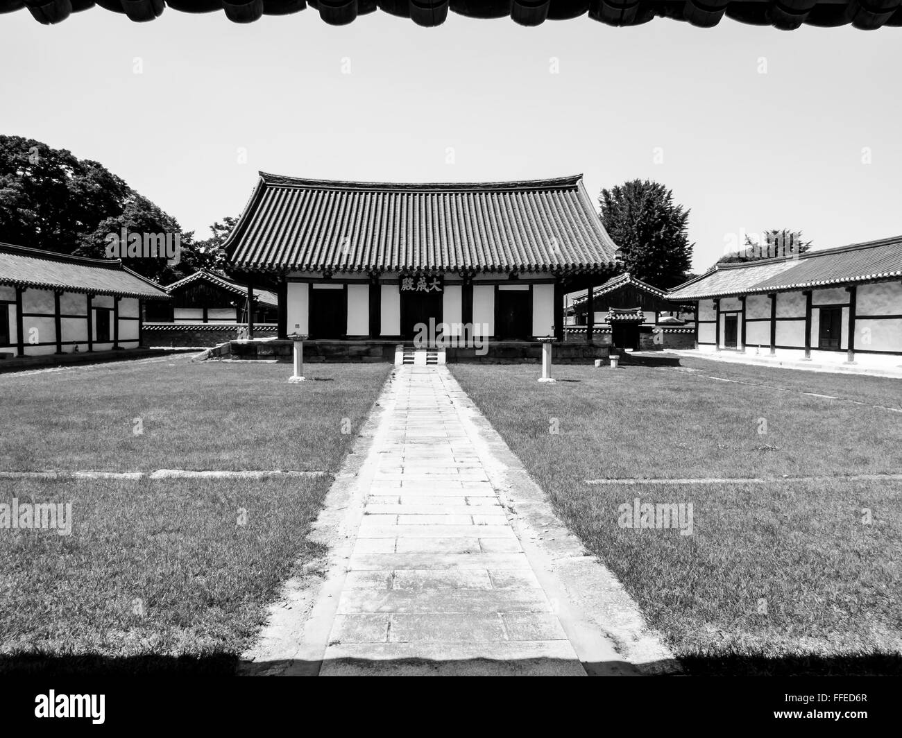 Pathway leading to an historic Korean building in Gyeongju Stock Photo ...