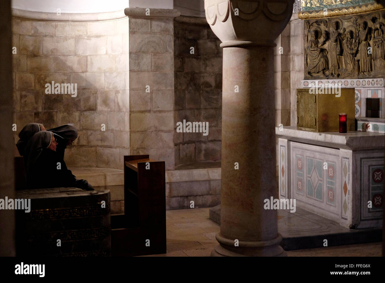 Abbey church crypt hi-res stock photography and images - Alamy