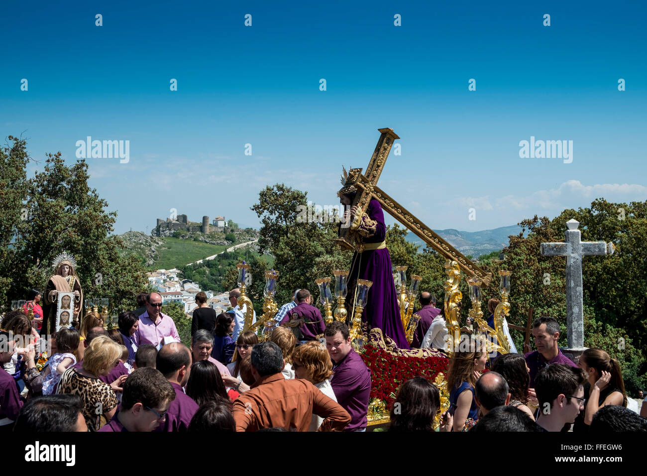 Jesus carrying the holy cross hi-res stock photography and images - Alamy