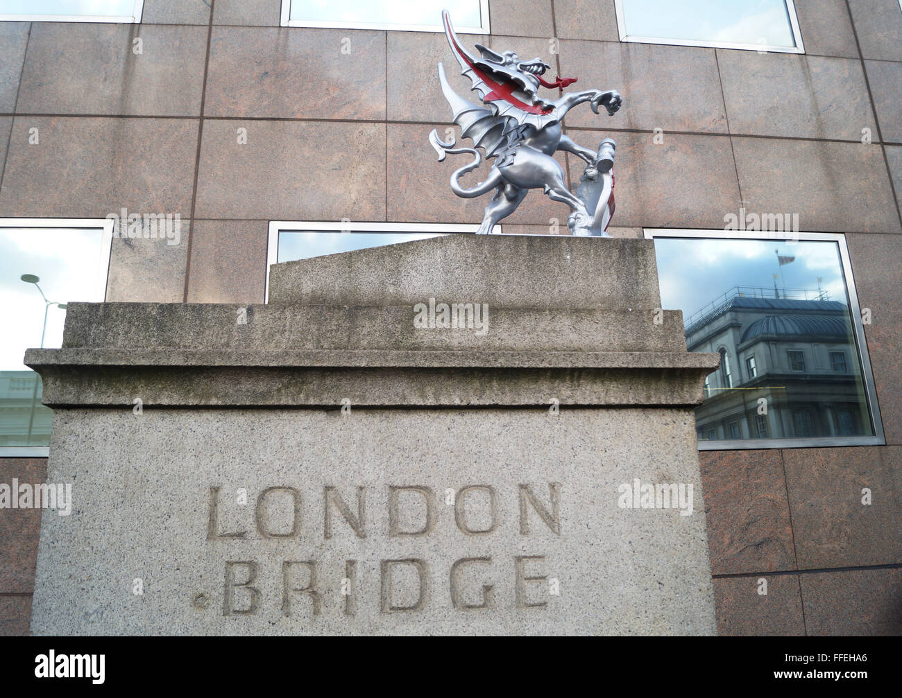City of london dragon statue hi-res stock photography and images - Alamy