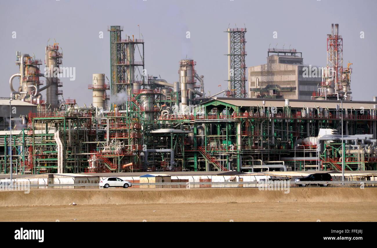 Oil refinery in the desert of Qatar Stock Photo - Alamy