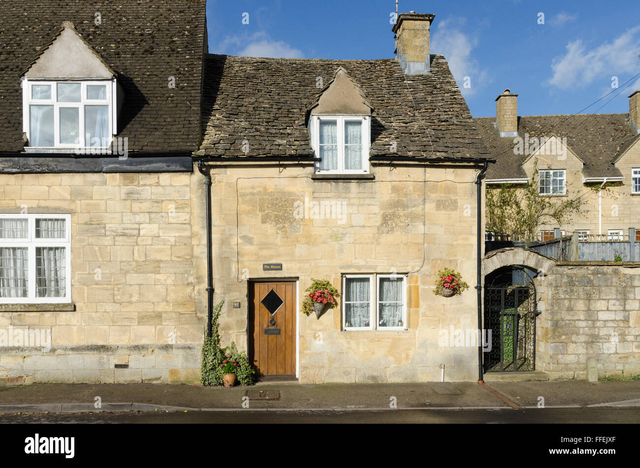 Small stone cottage hi-res stock photography and images - Alamy