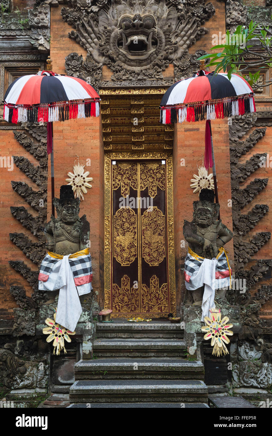 Balinese temple, Statues, Ubud, Bali, Indonesia Stock Photo - Alamy