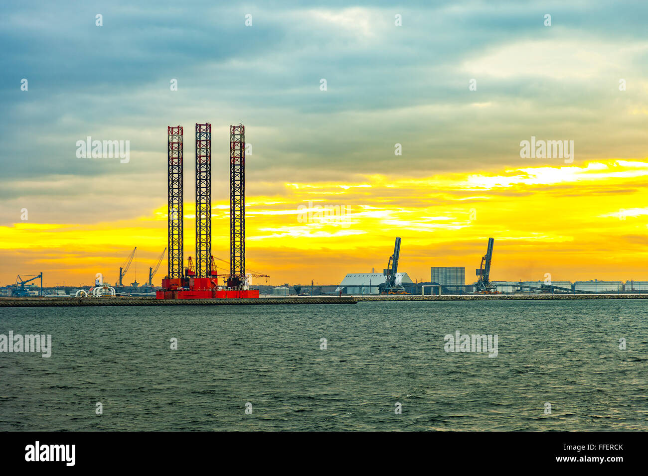 Oil rig in port hi-res stock photography and images - Alamy